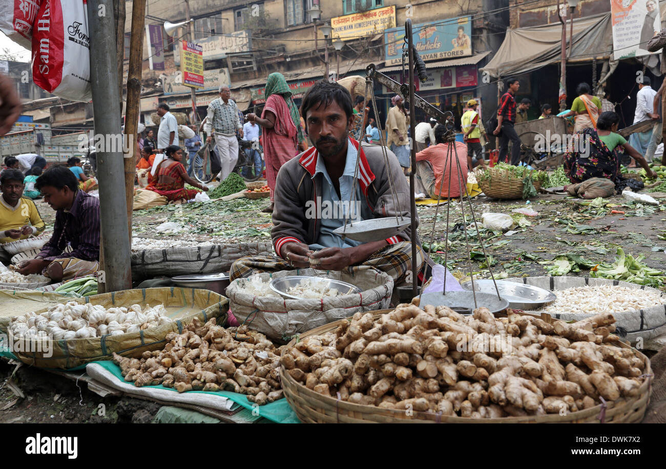 Street trader sell vegetables in Kolkata India Stock Photo - Alamy