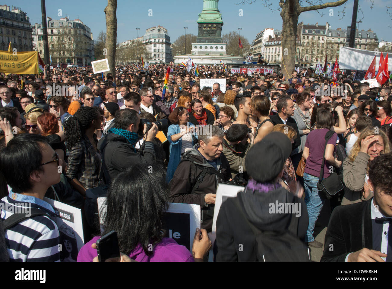 Crowd aids activists hi-res stock photography and images - Alamy