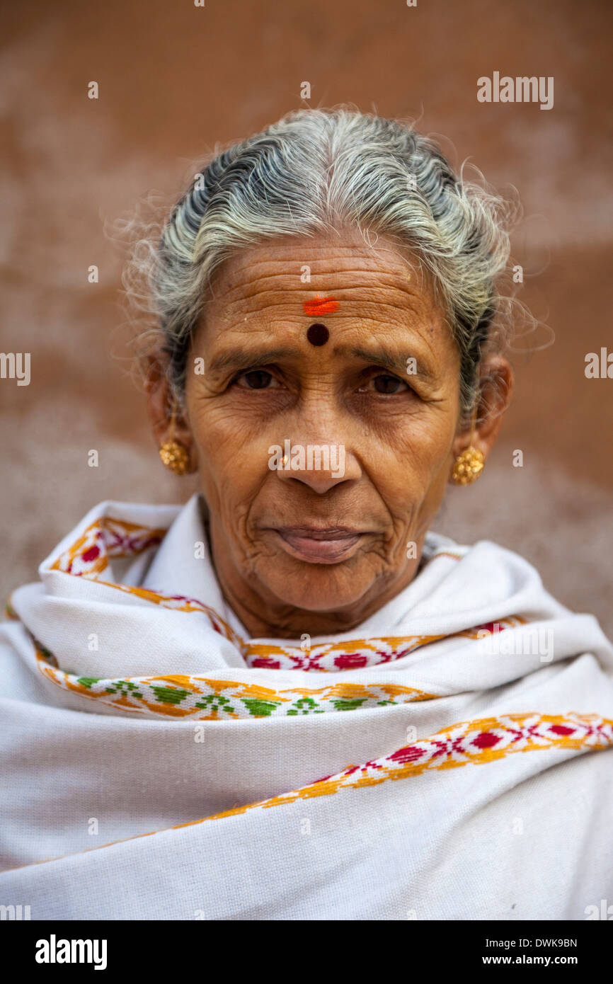 Bindi hindu old woman hi-res stock photography and images - Alamy