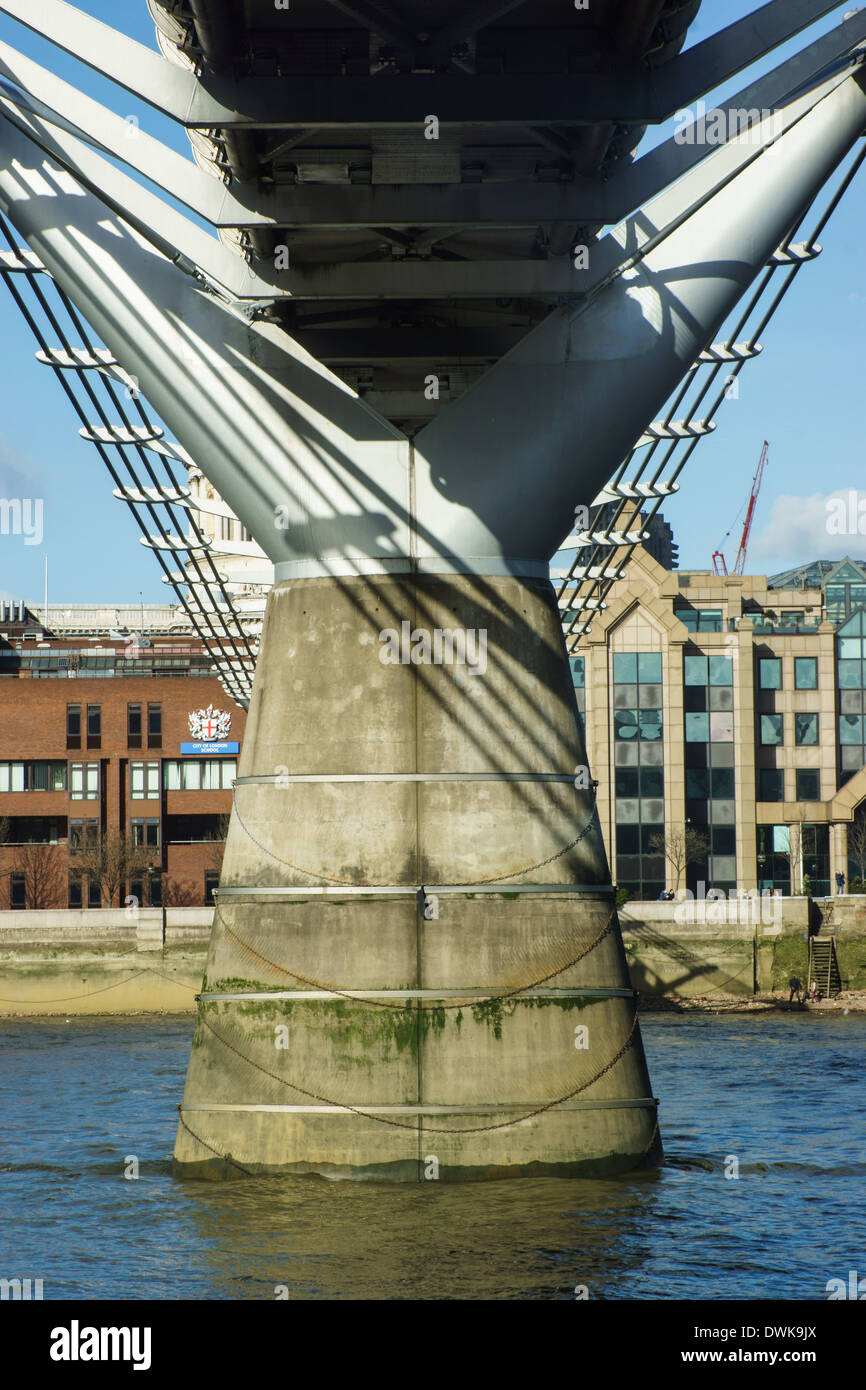 Bridge columns hi-res stock photography and images - Alamy