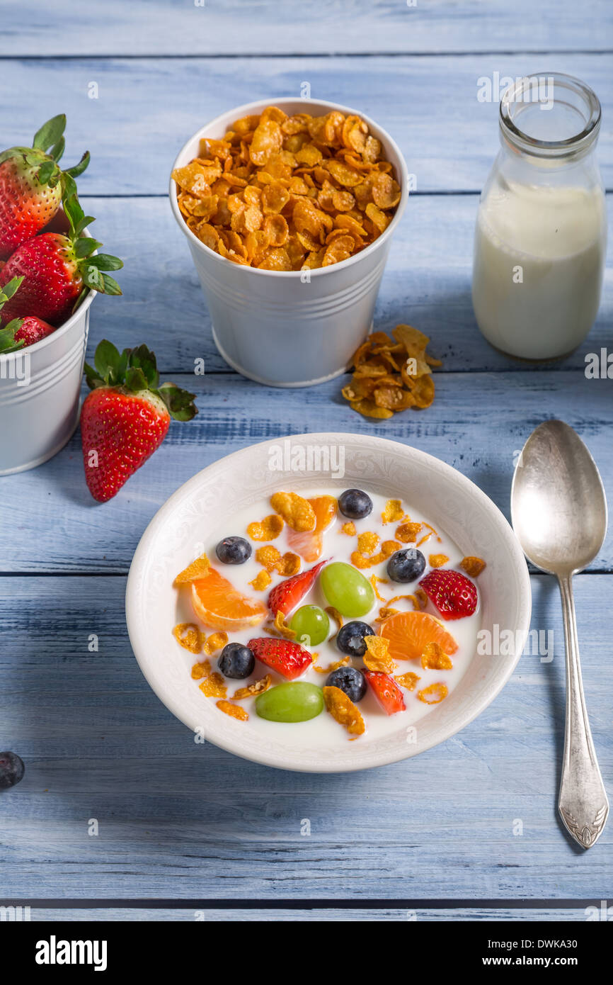 Corn flakes with fruit and milk Stock Photo - Alamy