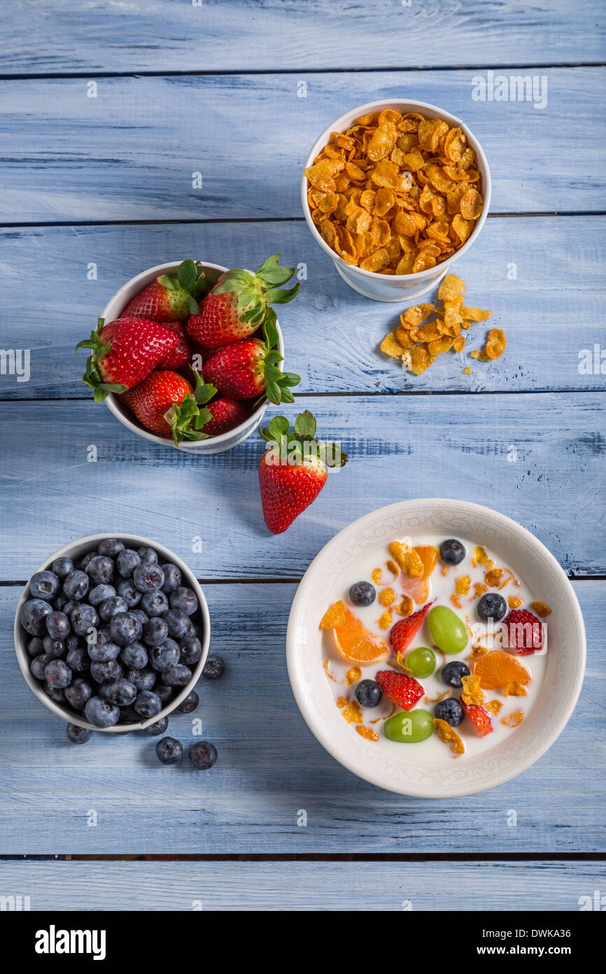 Corn flakes with fruit for breakfast Stock Photo - Alamy
