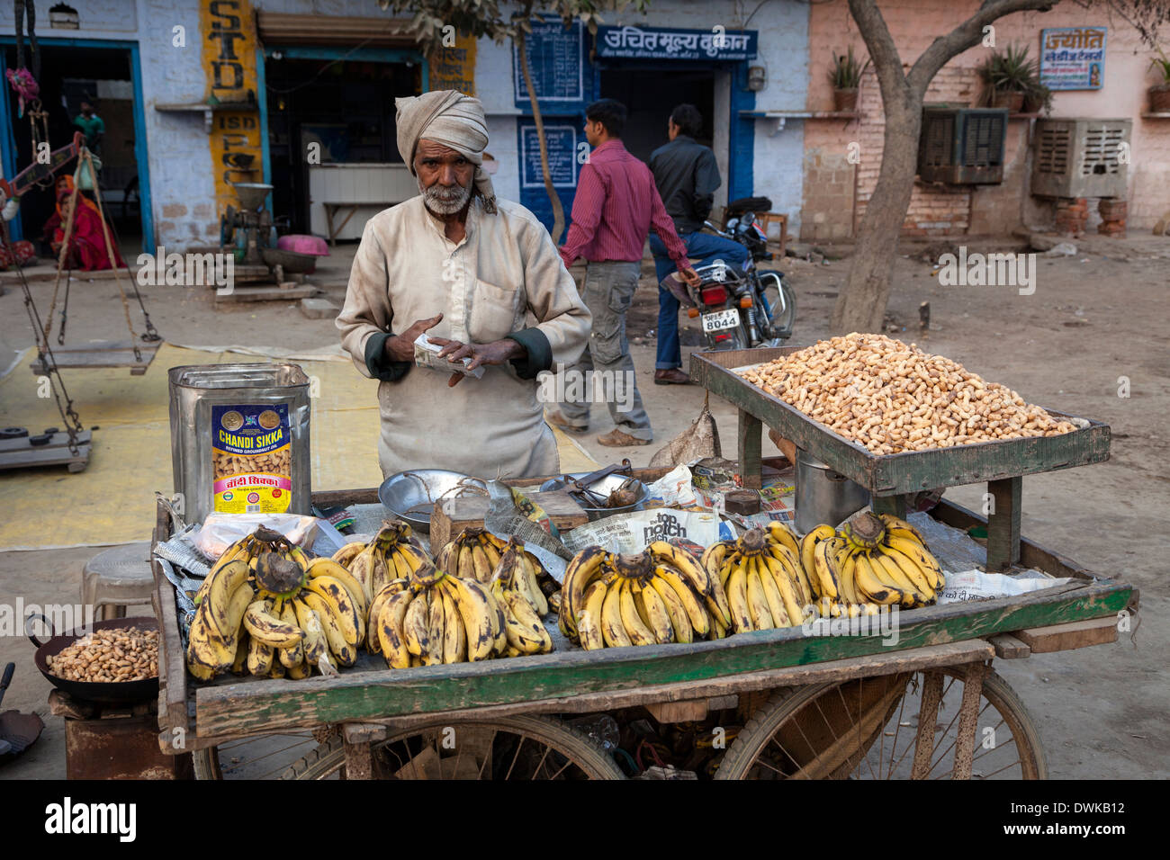 Roadside selling india hi-res stock photography and images - Alamy