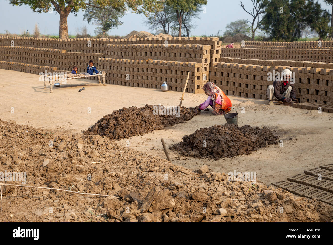 Children labour bricks hi-res stock photography and images - Alamy