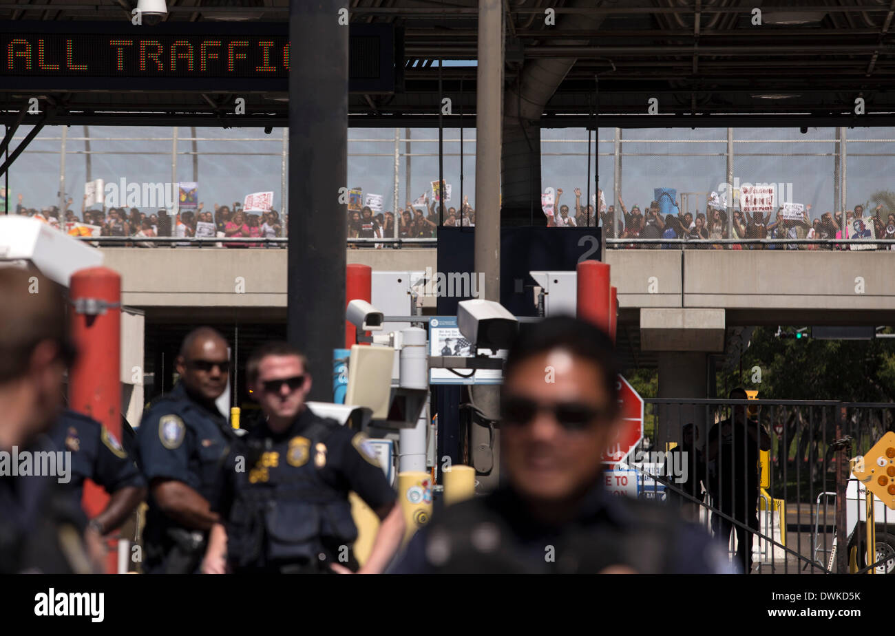 Cross border tijuana hi-res stock photography and images - Alamy