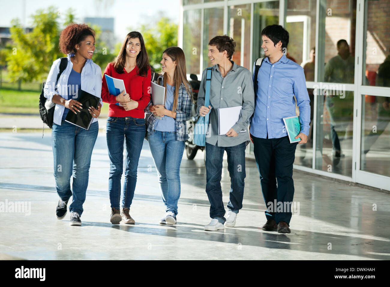 College students walking hi-res stock photography and images - Alamy