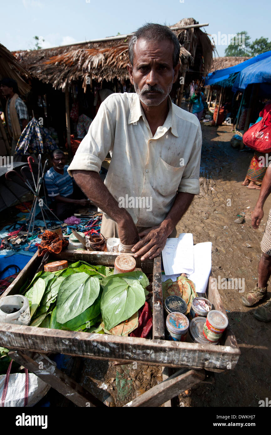 Man making paan hi-res stock photography and images - Alamy