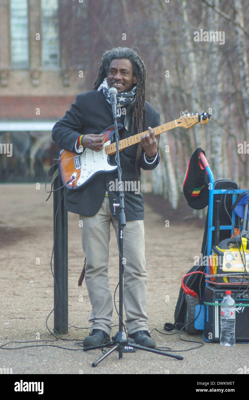 Busker london hi-res stock photography and images - Alamy