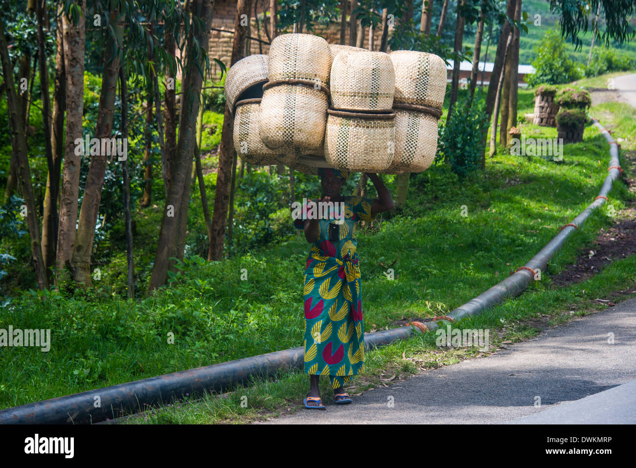 Women carrying baskets head hi-res stock photography and images - Alamy