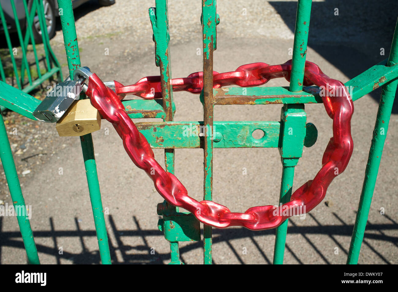 Locked gates hi-res stock photography and images - Alamy