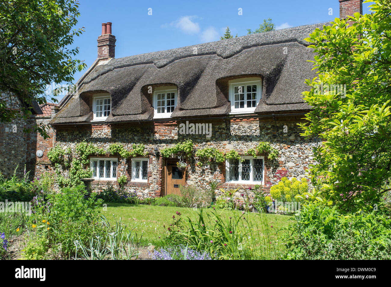 Detached country cottage hi-res stock photography and images - Alamy