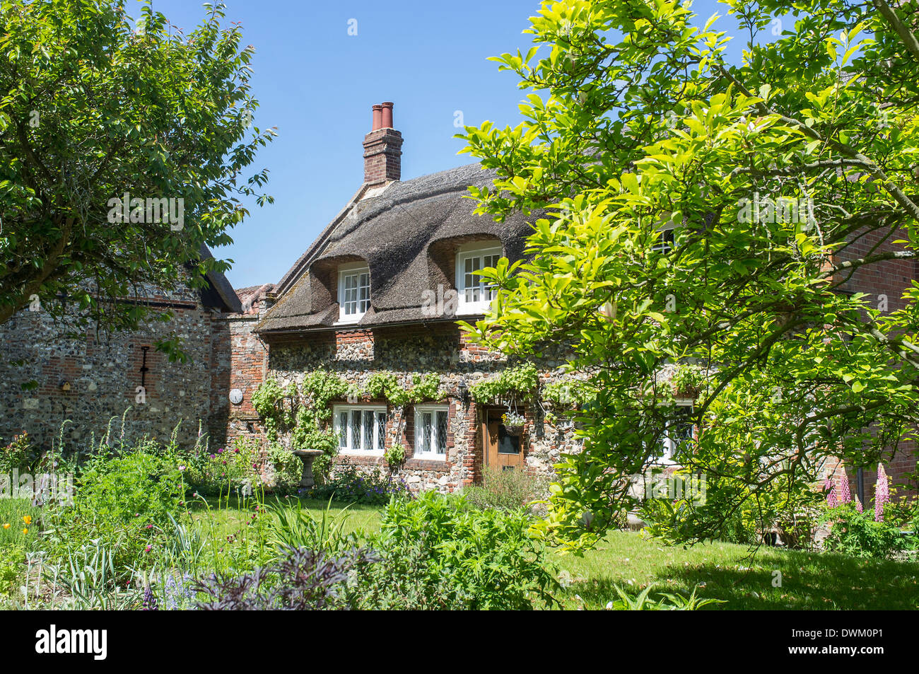 Detached country cottage hi-res stock photography and images - Alamy