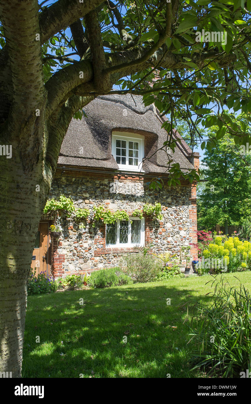 Detached country cottage hi-res stock photography and images - Alamy