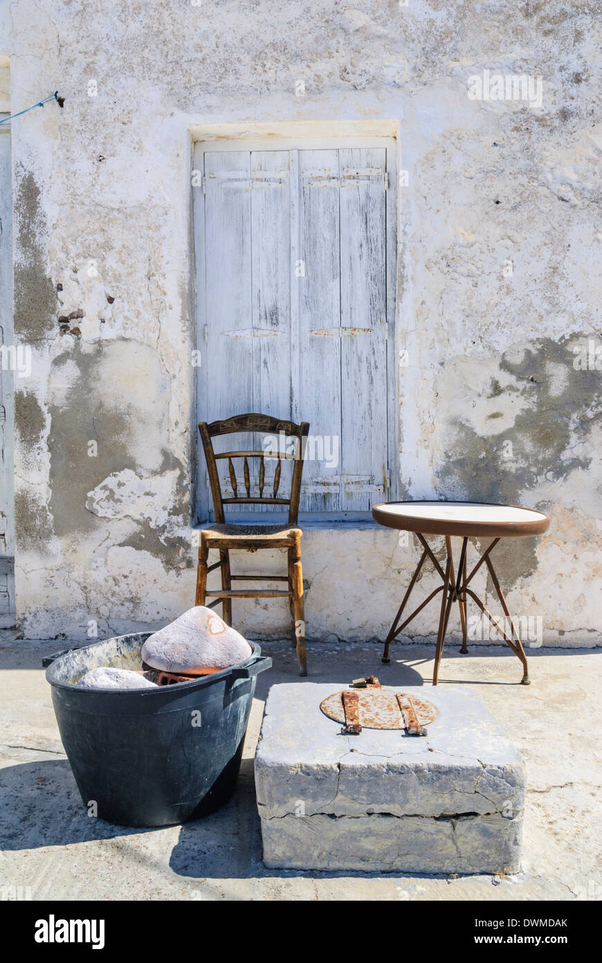 Detail outside an old whitewashed house in the Plaka, Milos Island ...