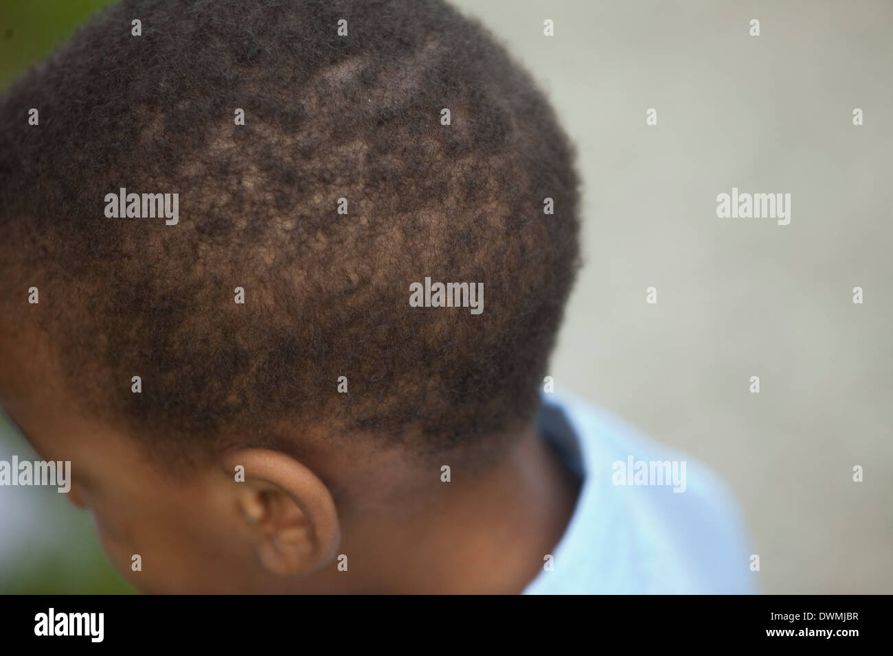 Back of black boys head hi-res stock photography and images - Alamy