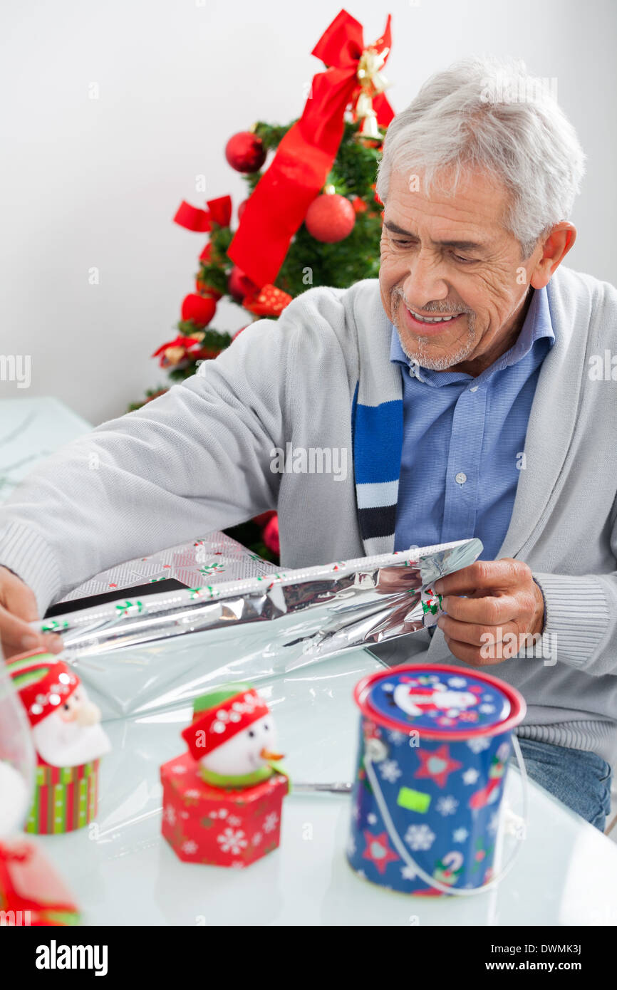Present wrapping hi-res stock photography and images - Alamy