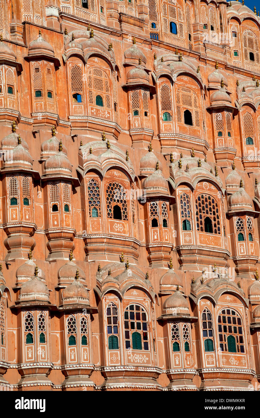 Hawa mahal windows hi-res stock photography and images - Alamy