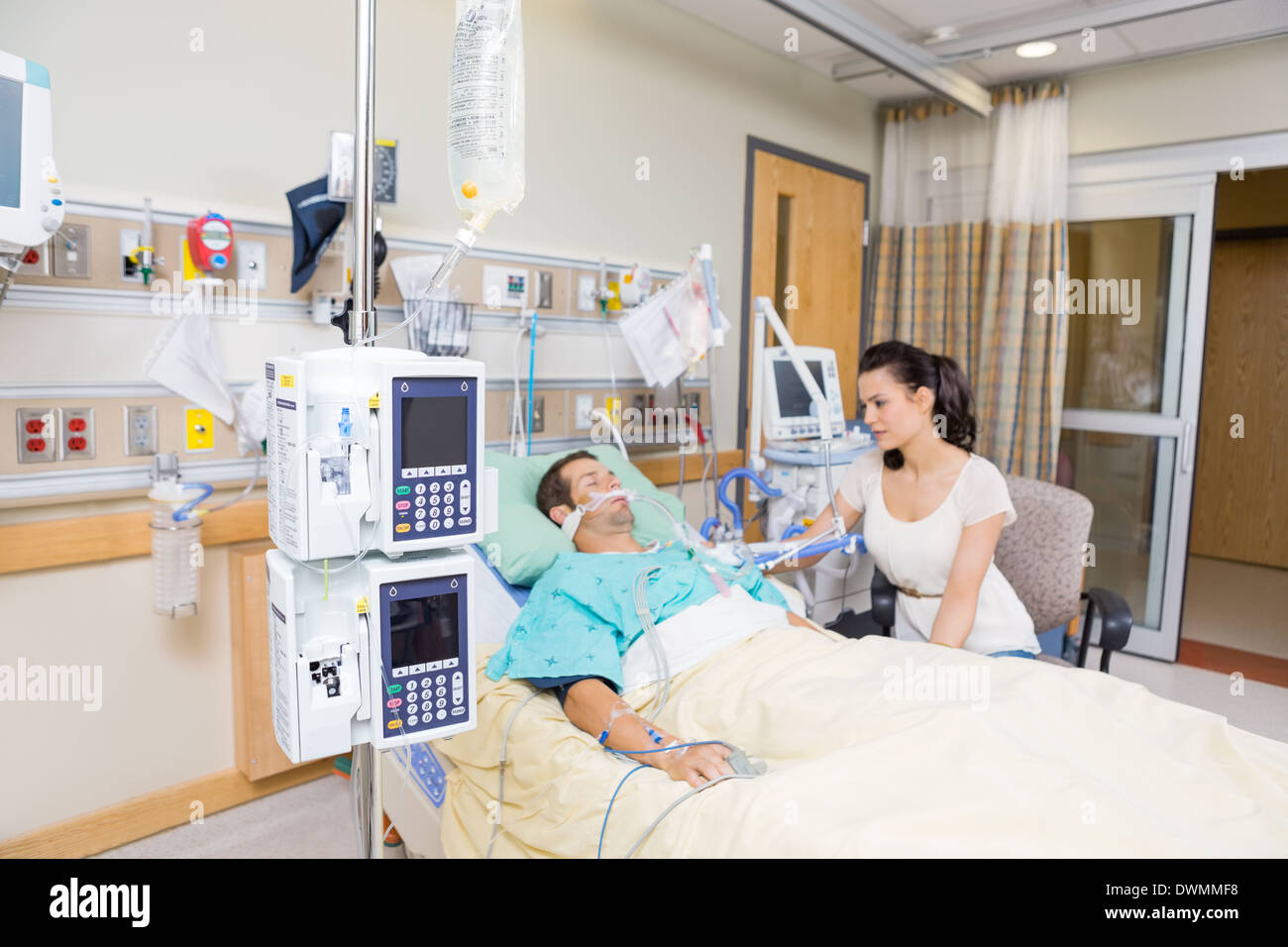 Critical care monitor hi-res stock photography and images - Alamy