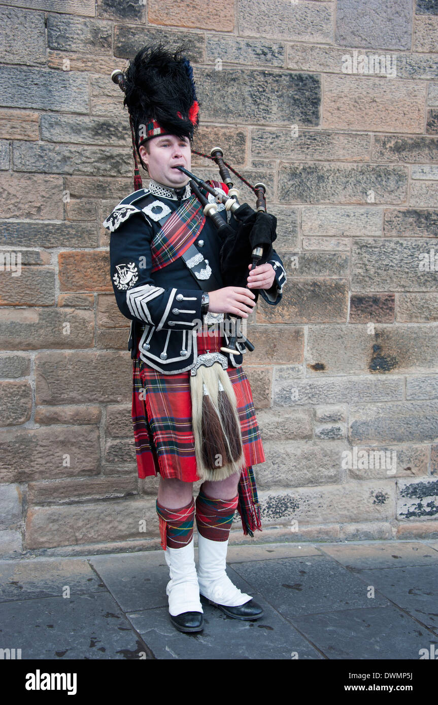 Edinburgh Royal Mile Piper High Resolution Stock Photography and Images ...