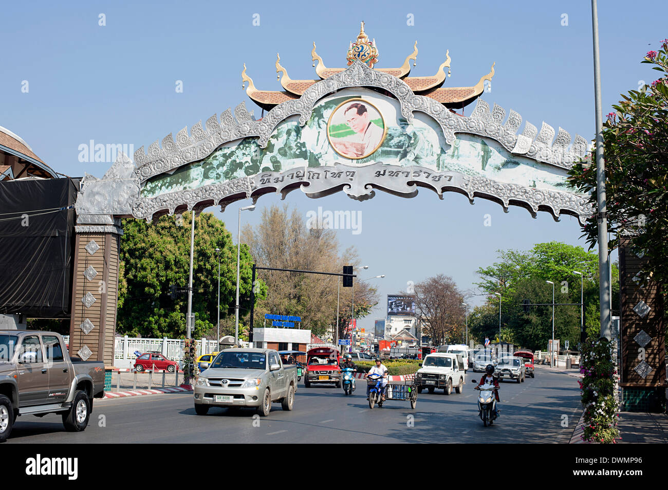 Arch over road hi-res stock photography and images - Alamy
