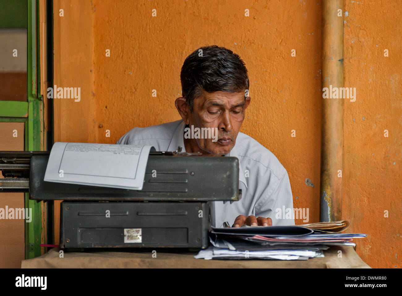Sri lankan writing hi-res stock photography and images - Alamy
