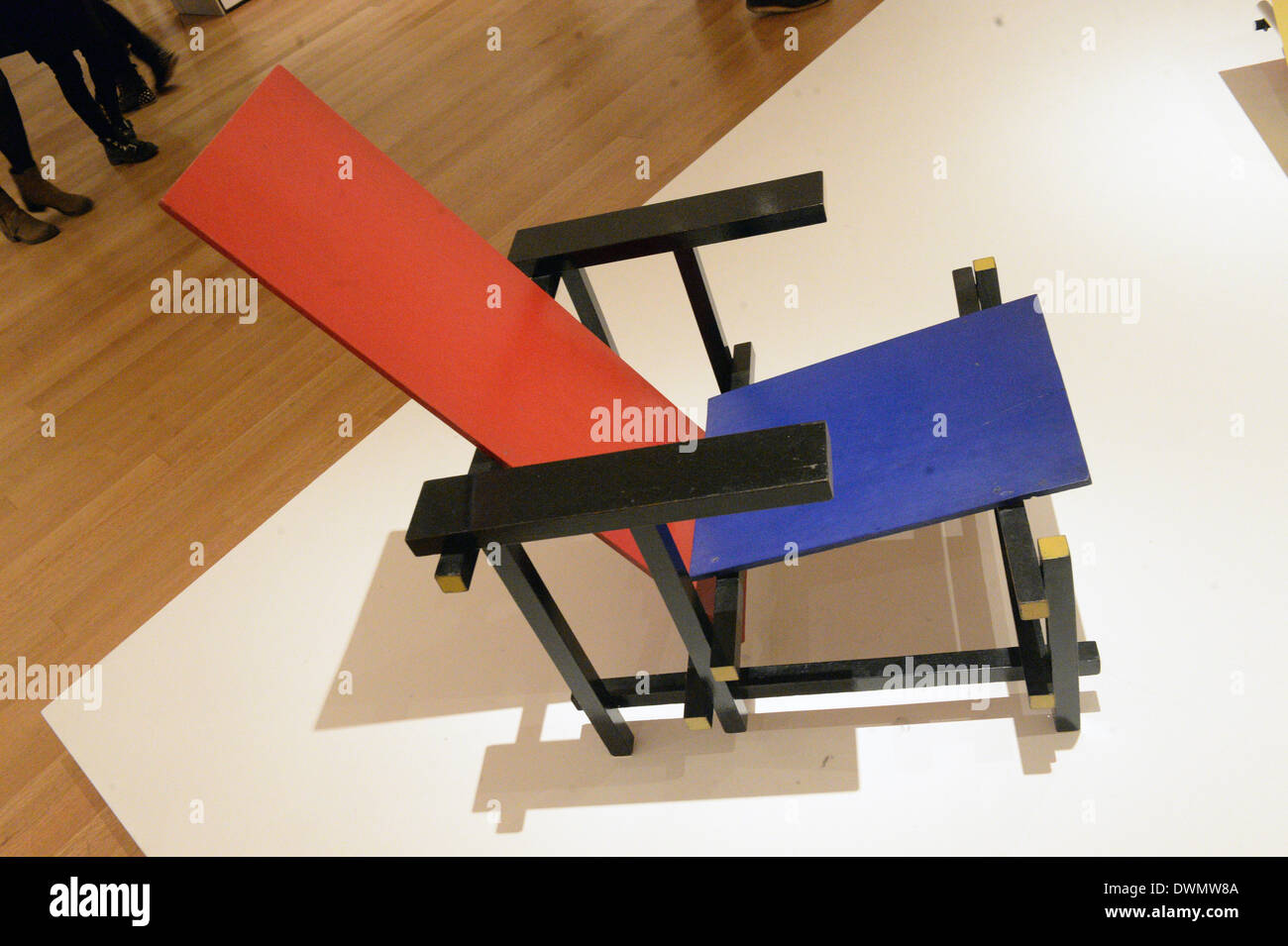 Gerrit rietveld red and blue chair hi-res stock photography and images ...