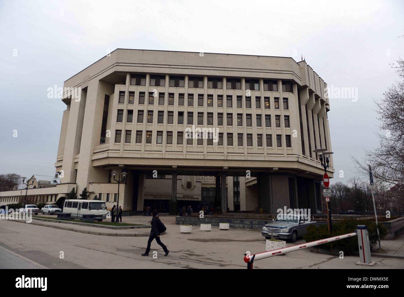Ukraine parliament building 2014 hi-res stock photography and images ...