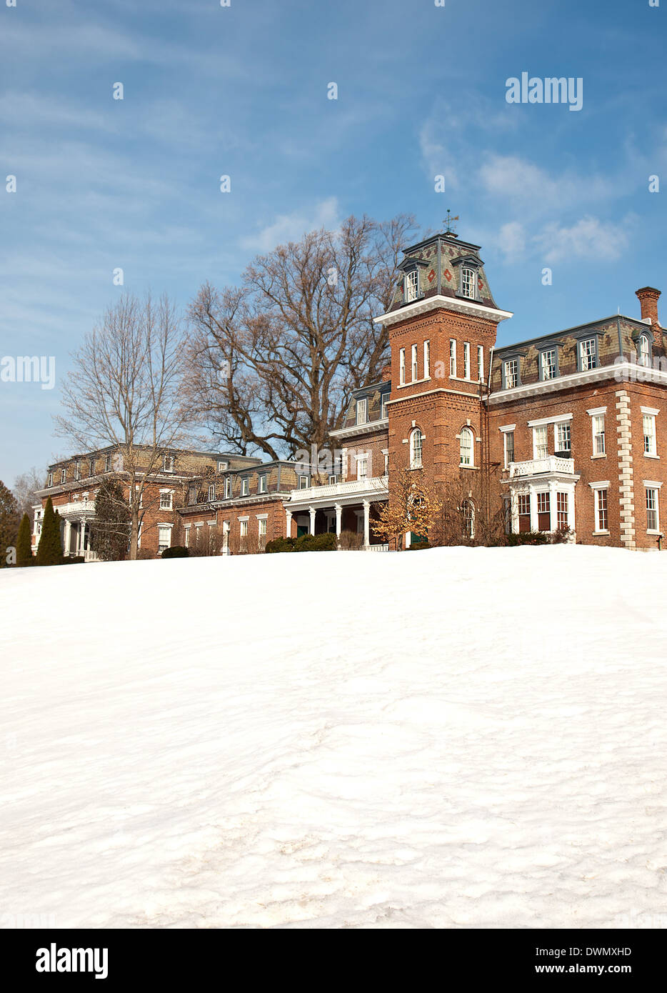 Manor home with pillars hi-res stock photography and images - Alamy