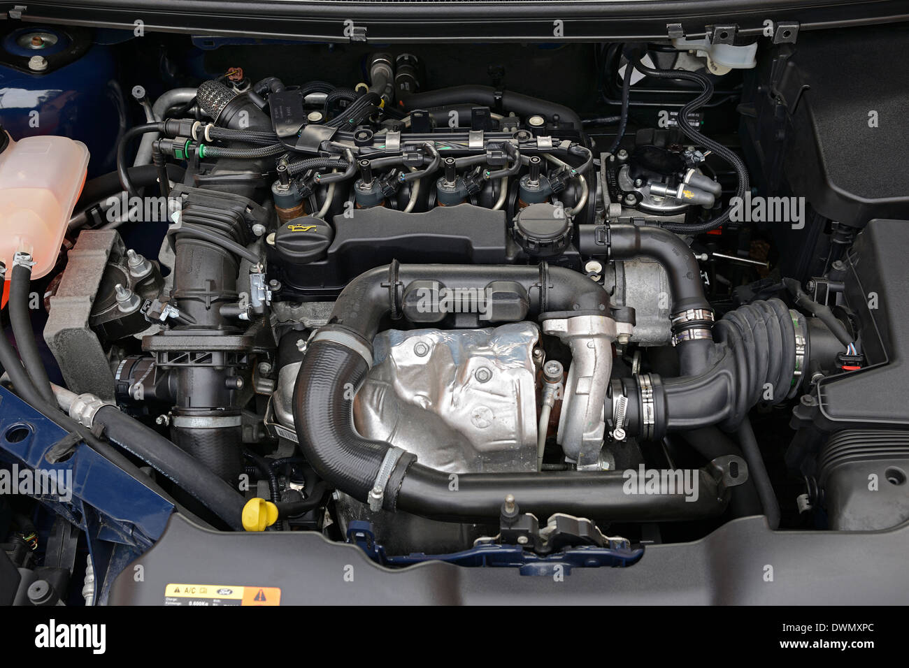 Engine hood horizontal hi-res stock photography and images - Alamy