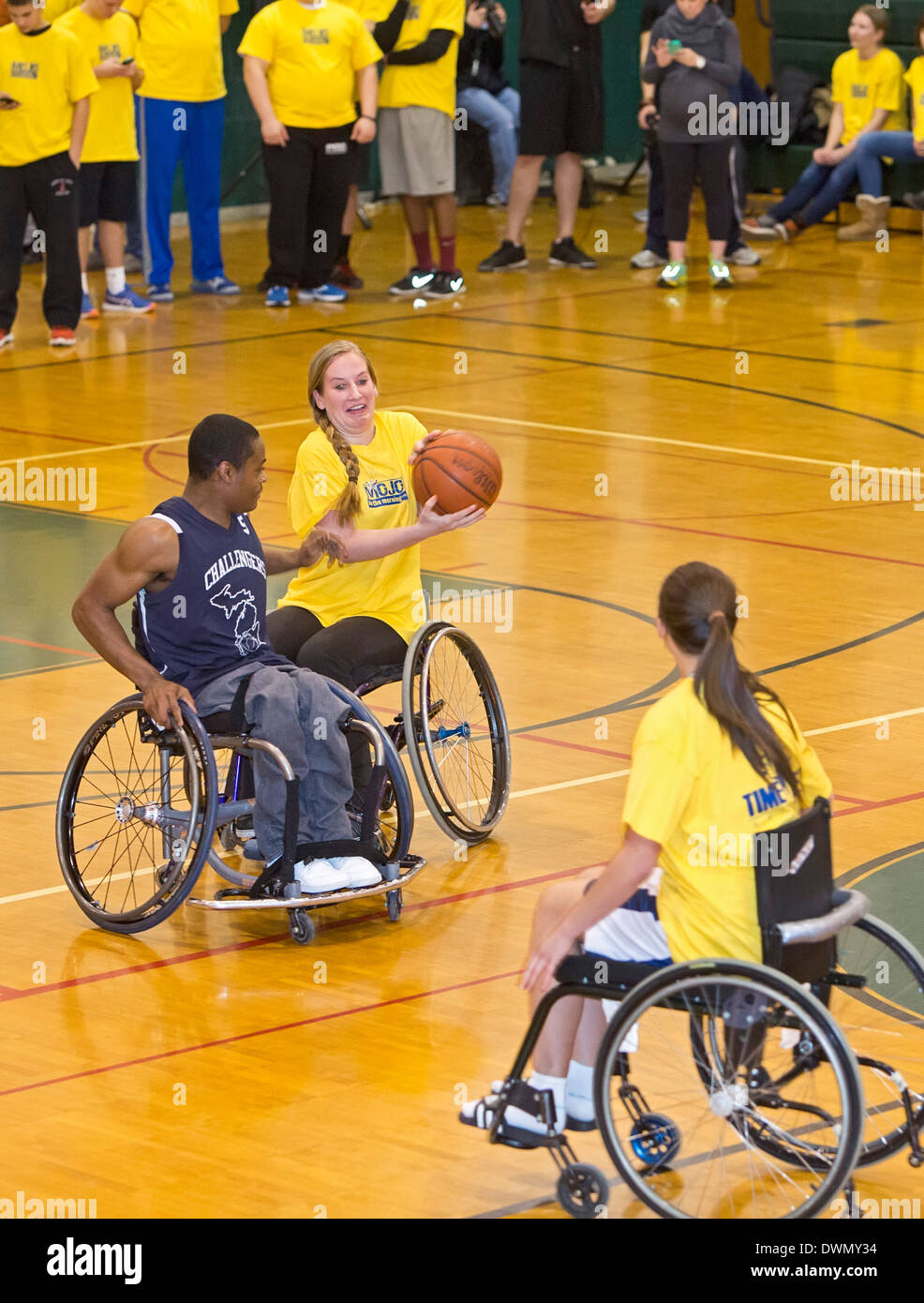 Physically challenged basketball hi-res stock photography and images ...