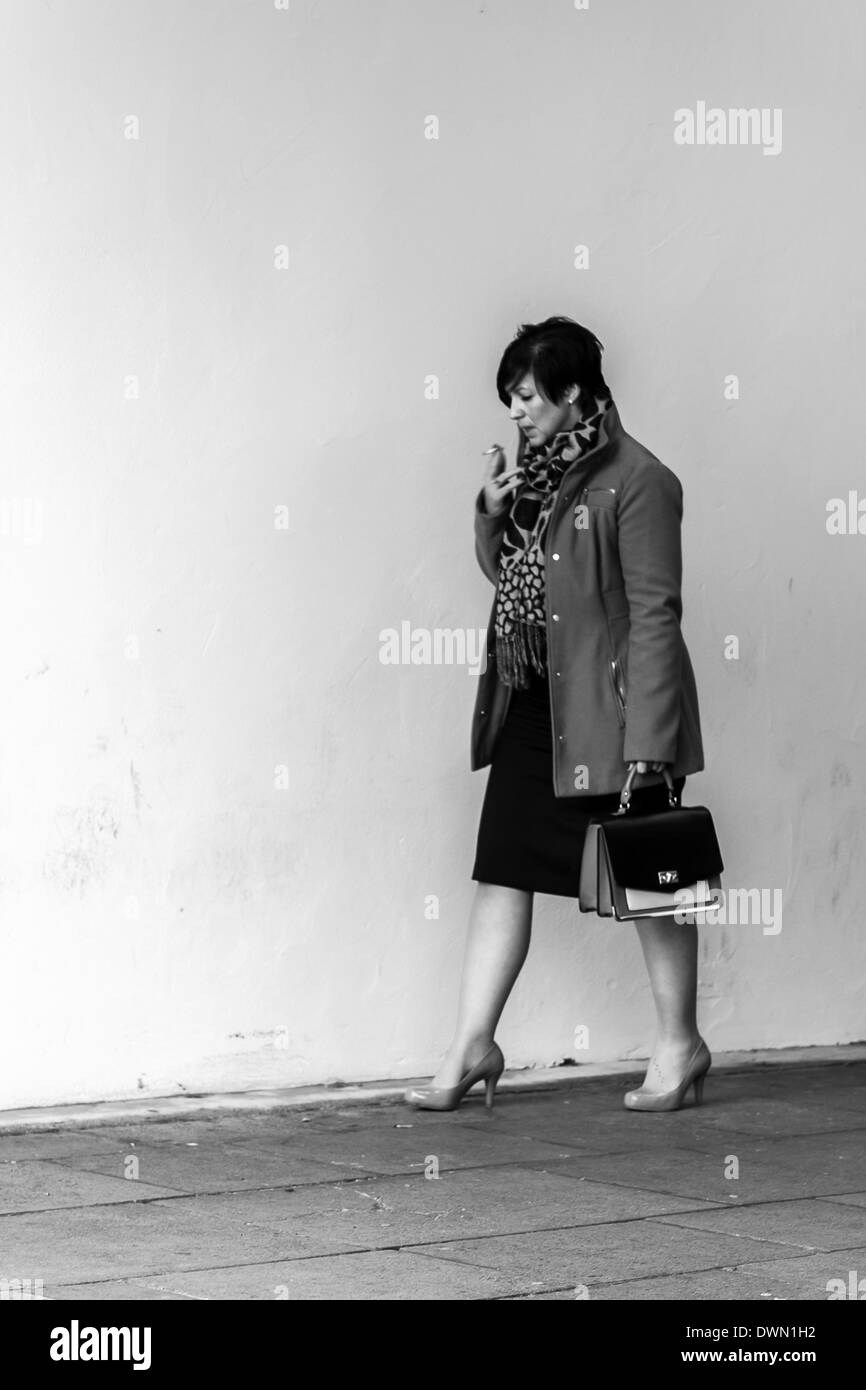 Female walking and smoking hi-res stock photography and images - Alamy