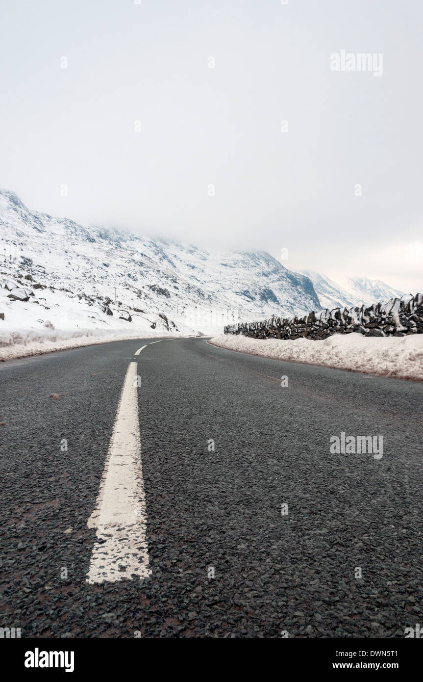 Llanberis Pass (Bwlch Llanberis) at Pen-y-Pass, Snowdonia National Park ...