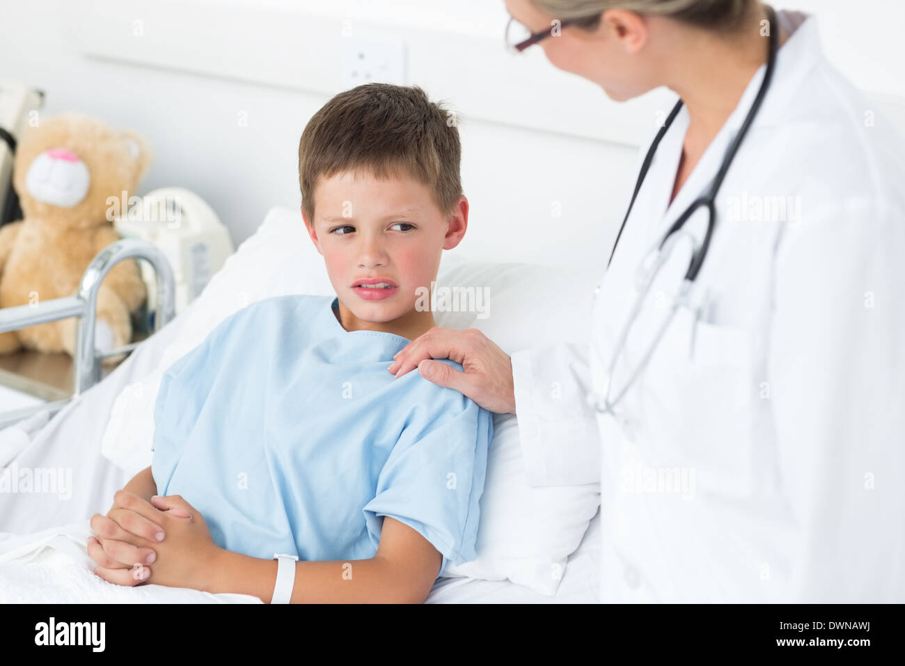 Female doctor comforting sick boy in hospital ward Stock Photo - Alamy