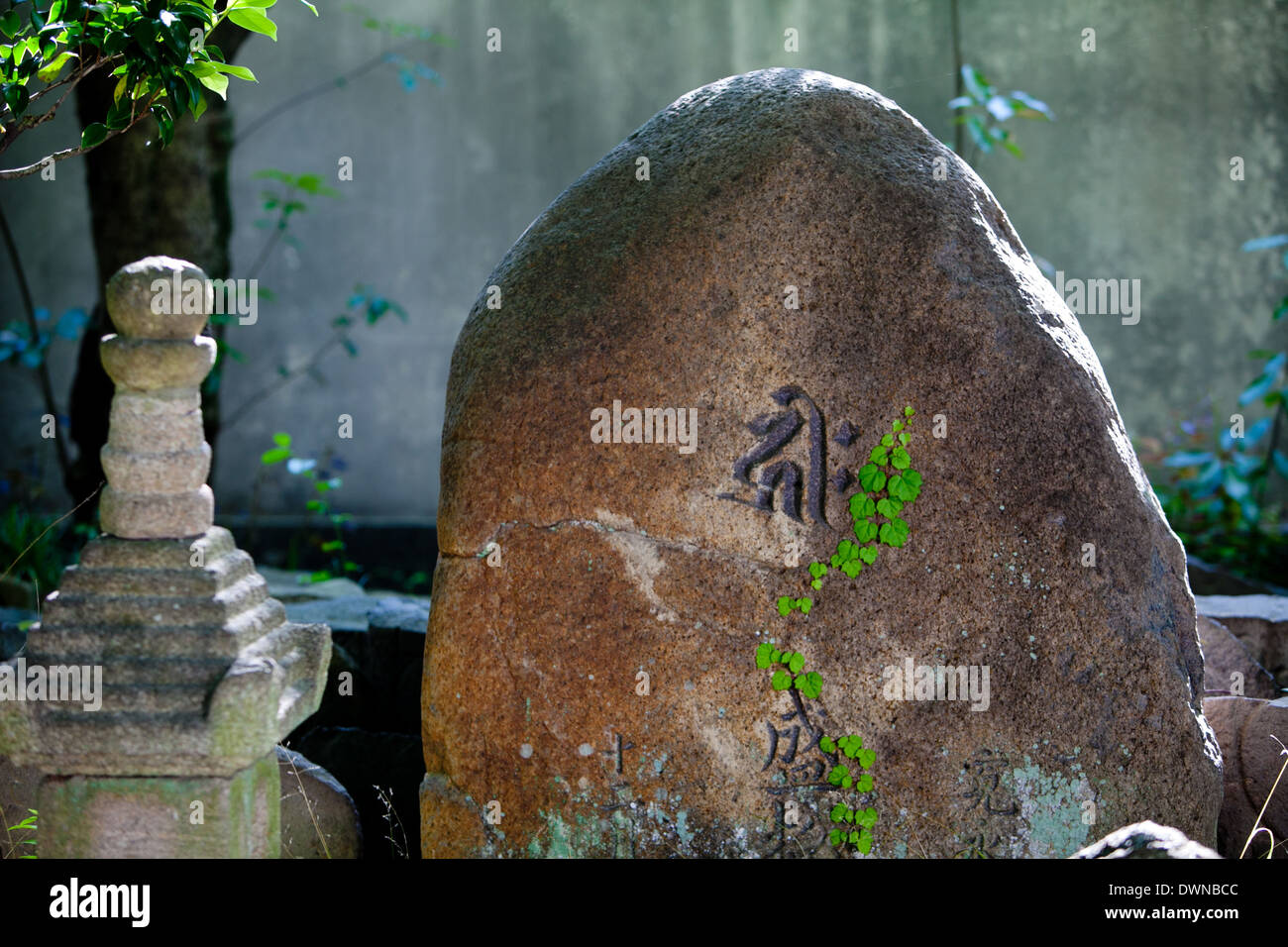 Japanese gravestone hi-res stock photography and images - Alamy