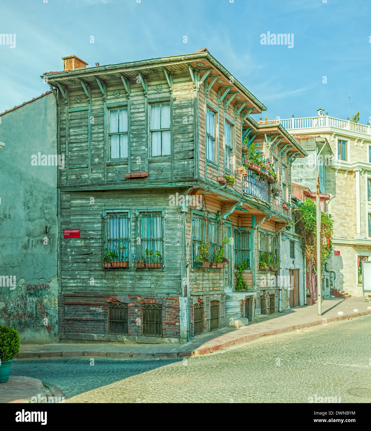 Old istanbul houses hi-res stock photography and images - Alamy