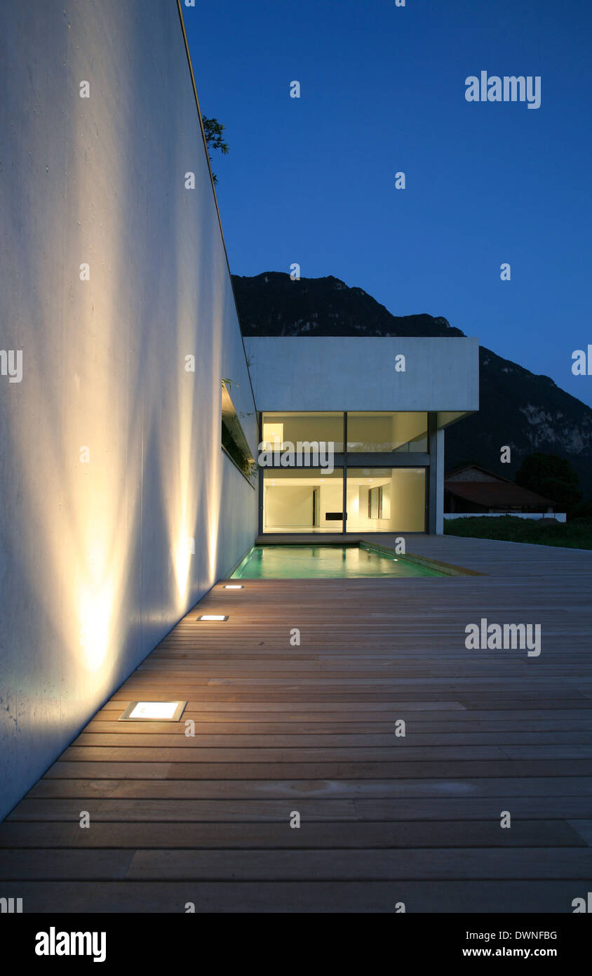 Night exterior hi-res stock photography and images - Alamy