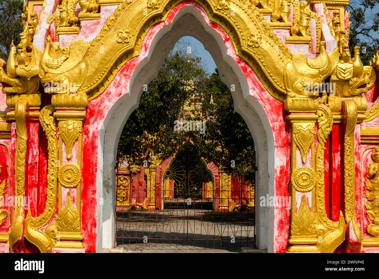 Entrance gate, Kuthodaw Paya or Kuthodaw Pagoda, temple complex in ...