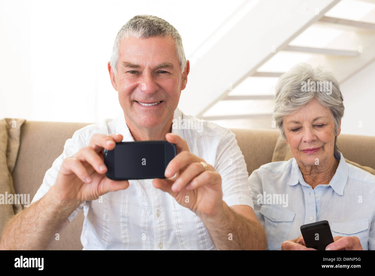 Smartphones and seniors hi-res stock photography and images - Alamy