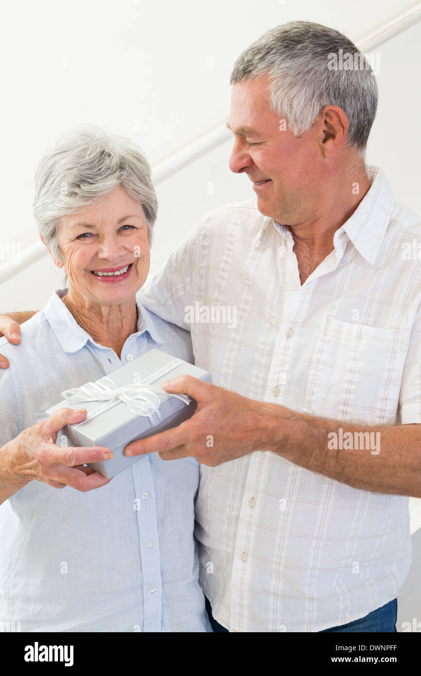Elderly couple present giving hi-res stock photography and images - Alamy