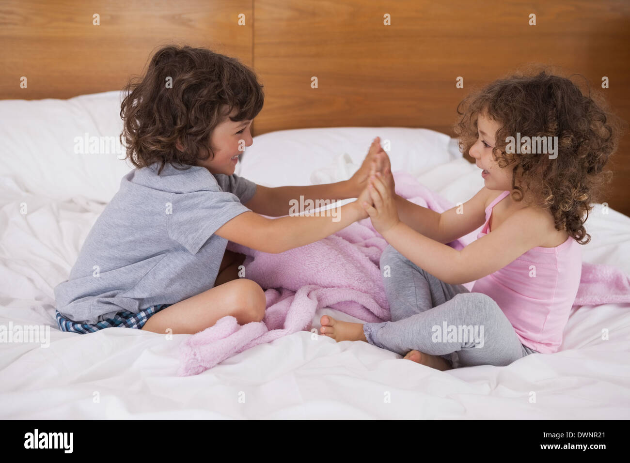 Child clapping hands hi-res stock photography and images - Alamy