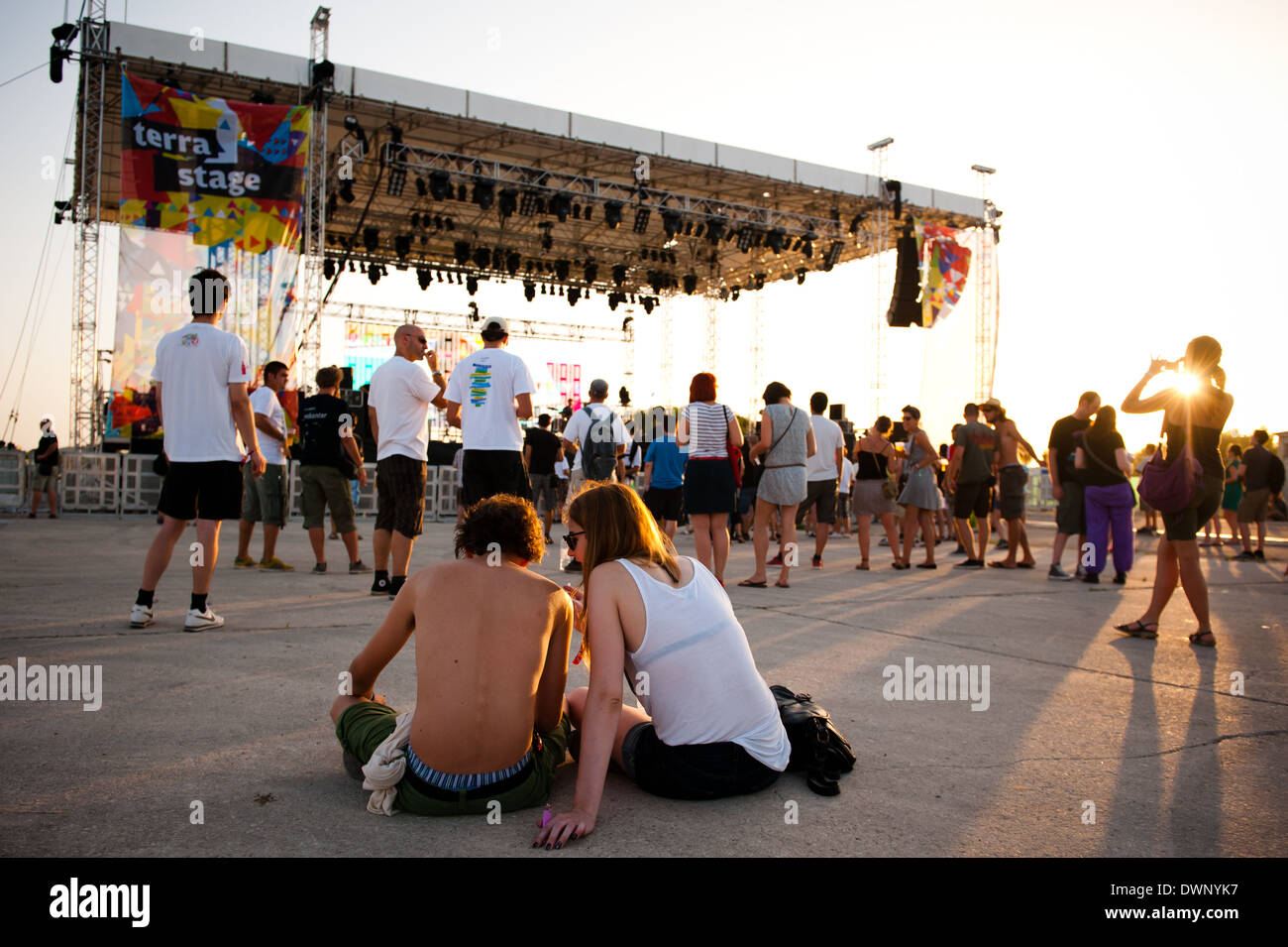 Crowd waiting concert hi-res stock photography and images - Alamy