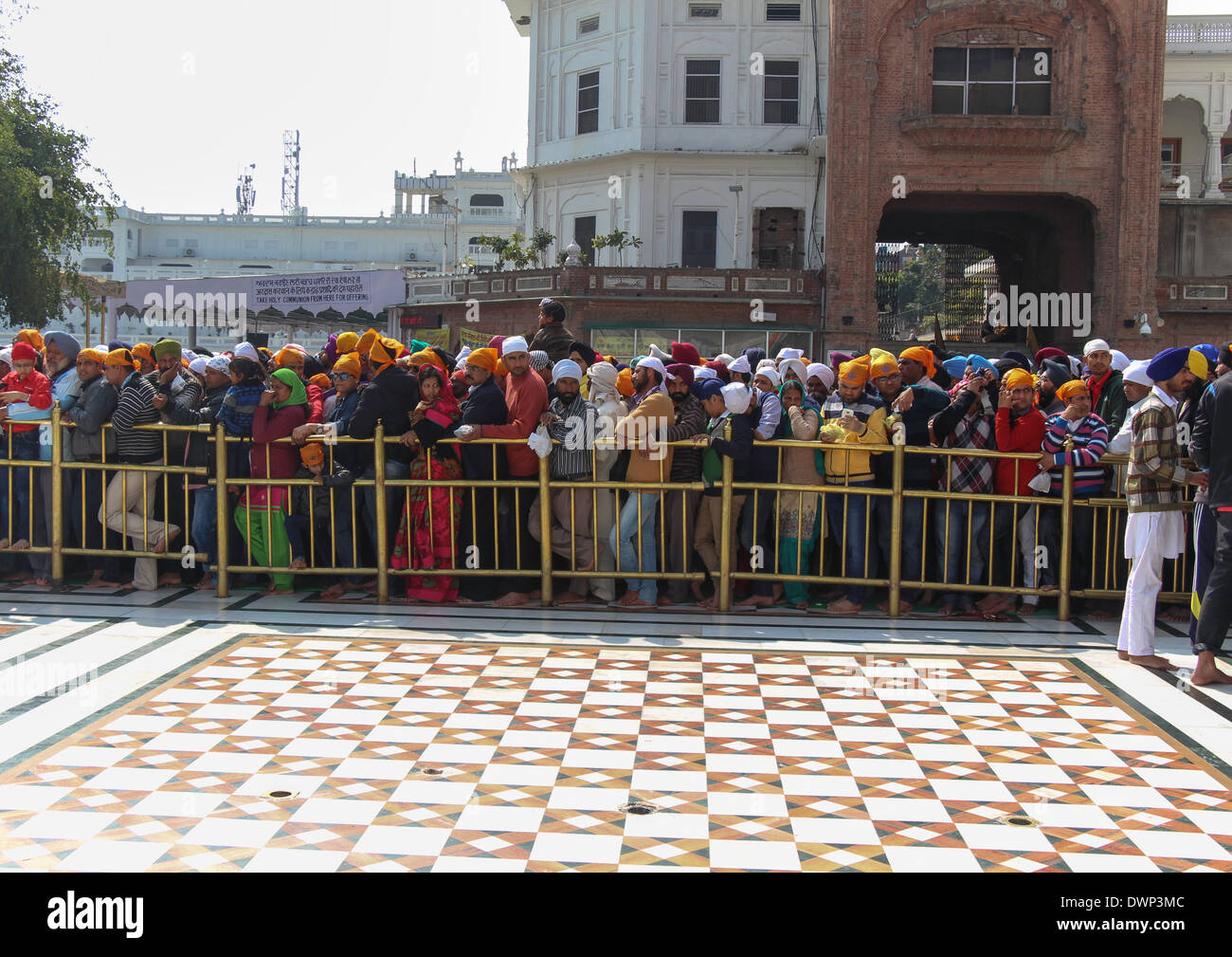 Devotees inside the golden temple hi-res stock photography and images ...
