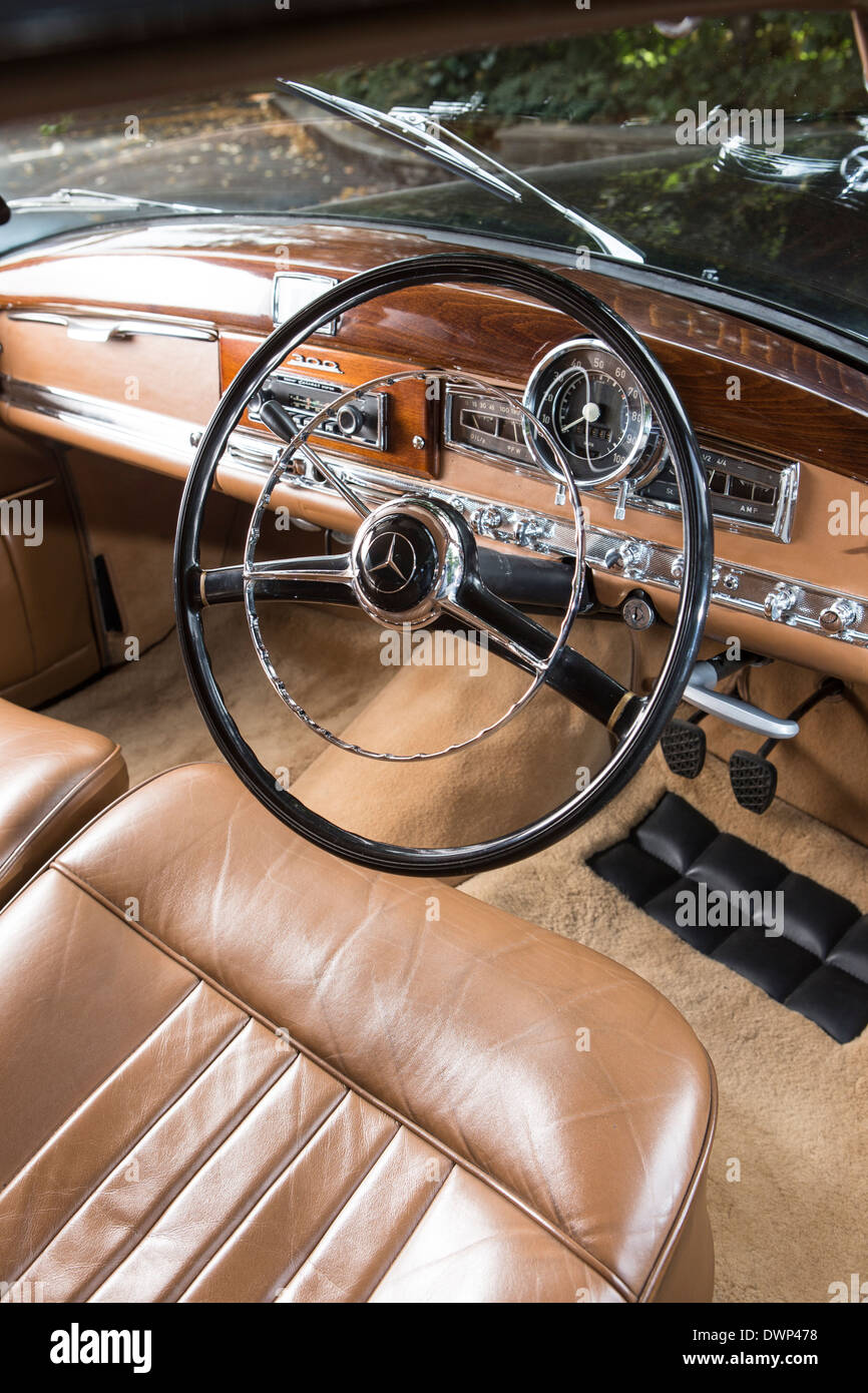 Mercedes 300 hi-res stock photography and images - Alamy