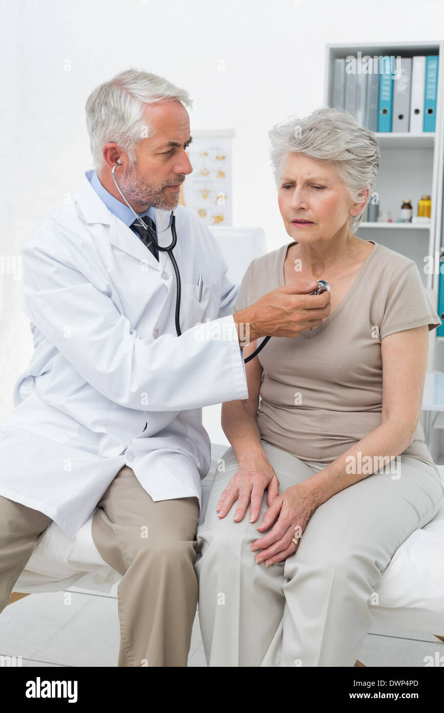 Doctor checking patients heartbeat using stethoscope Stock Photo - Alamy