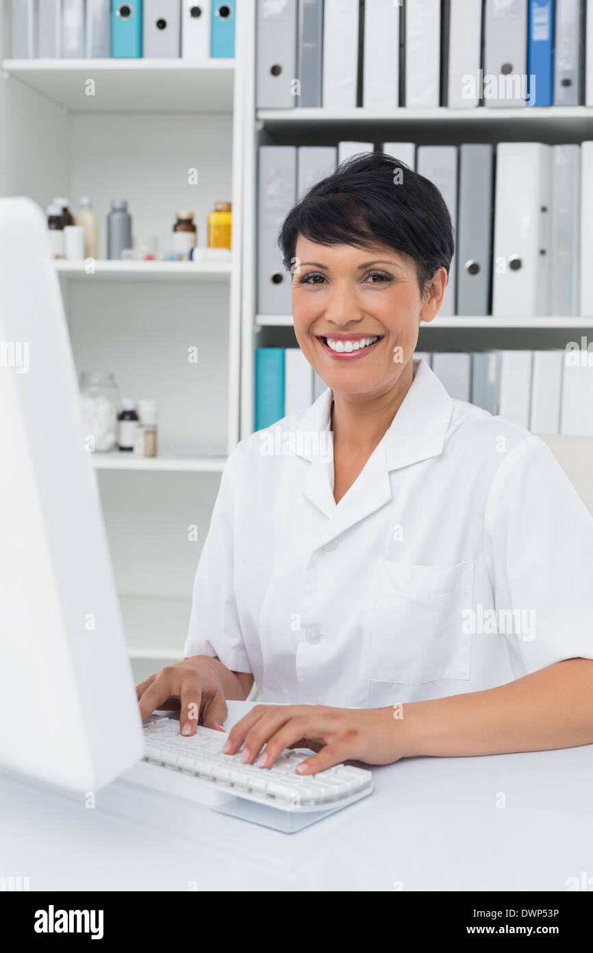 Doctor nurse looking computer monitor hi-res stock photography and ...