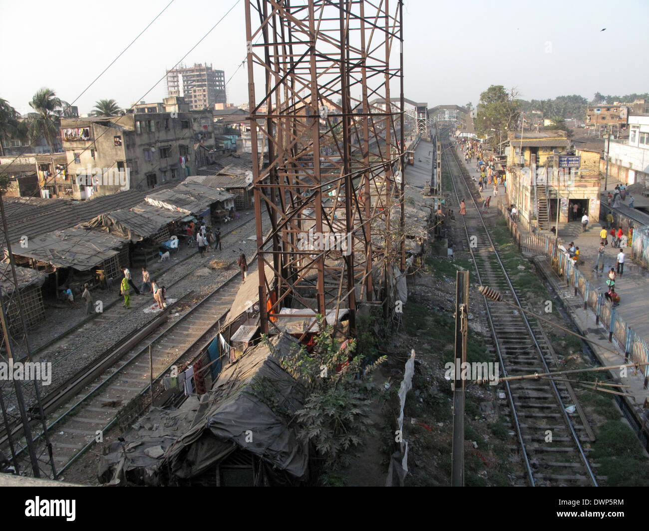 Calcutta kolkata india train station hi-res stock photography and ...