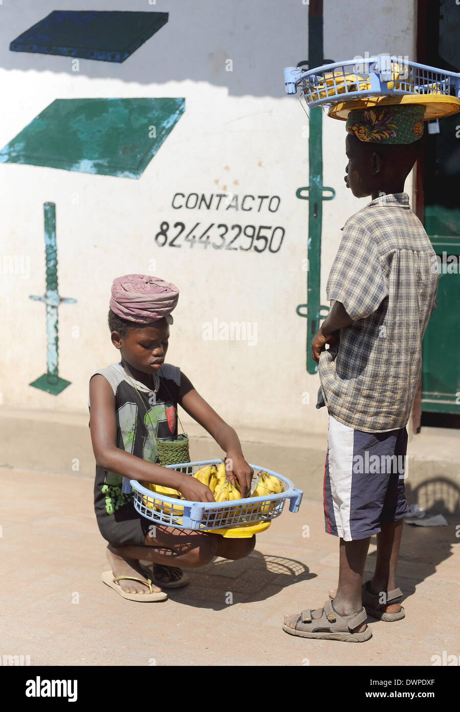 Maputo, Mozambique. 28th Feb, 2013. Children sell bananas at the side ...