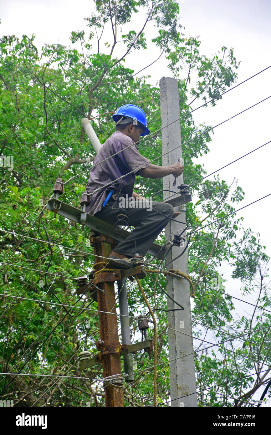 Worker climbing utility pole hi-res stock photography and images - Alamy