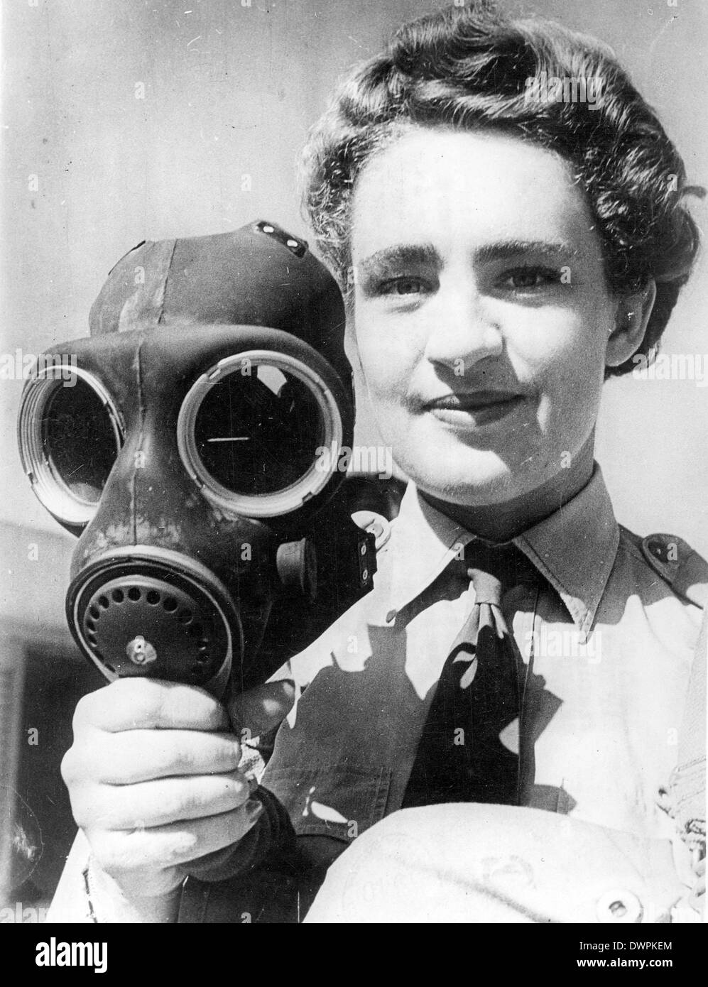 Ww2 gas mask hi-res stock photography and images - Alamy