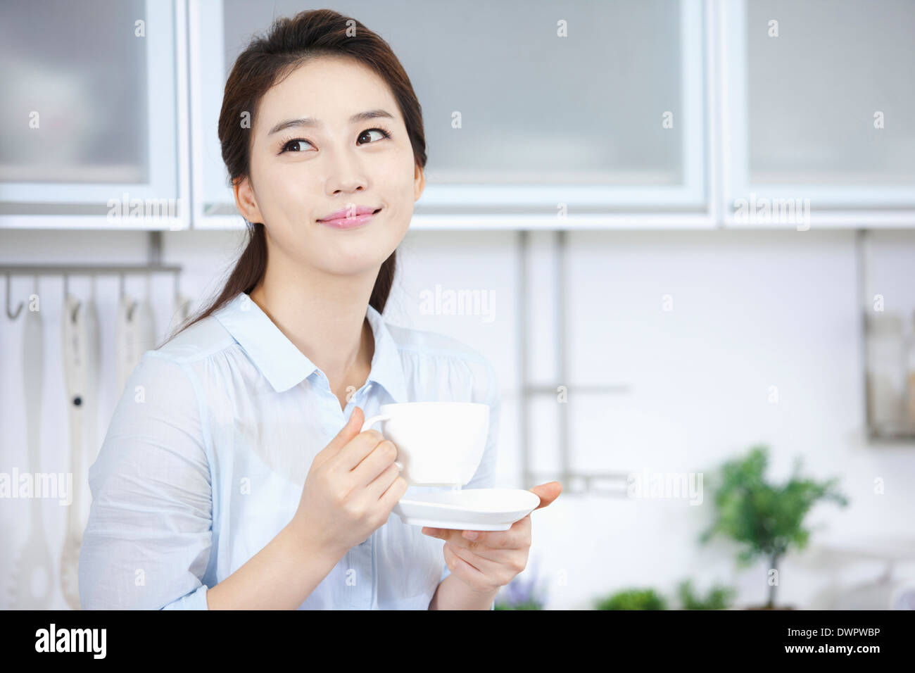 Back view woman cooking in kitchen hi-res stock photography and images ...